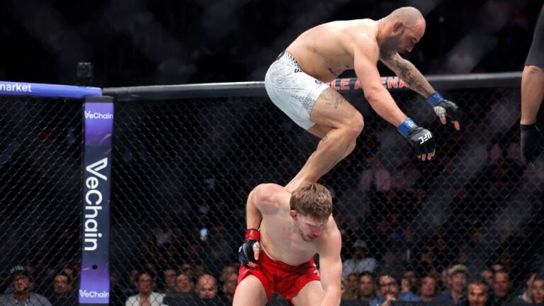 To se jen tak nevidí. Jean Silva si v zápase UFC "zasurfoval" na zádech ...